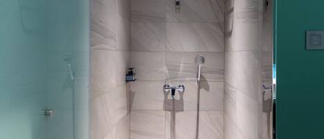 Quarto Duplo Superior | Casa de banho | Um polibã, um chuveiro fixo, um secador de cabelo, chinelos