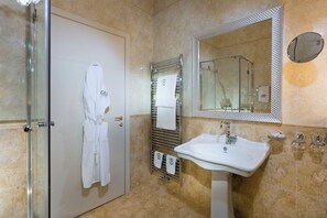 Quarto casal standard, vista para a cidade | Banheiro | Chinelos