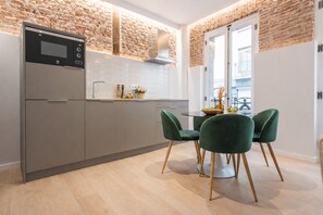 Apartamento Panorâmico | Cozinha privada | Um frigorífico, um micro-ondas, uma placa de cozinha, uma torradeira 