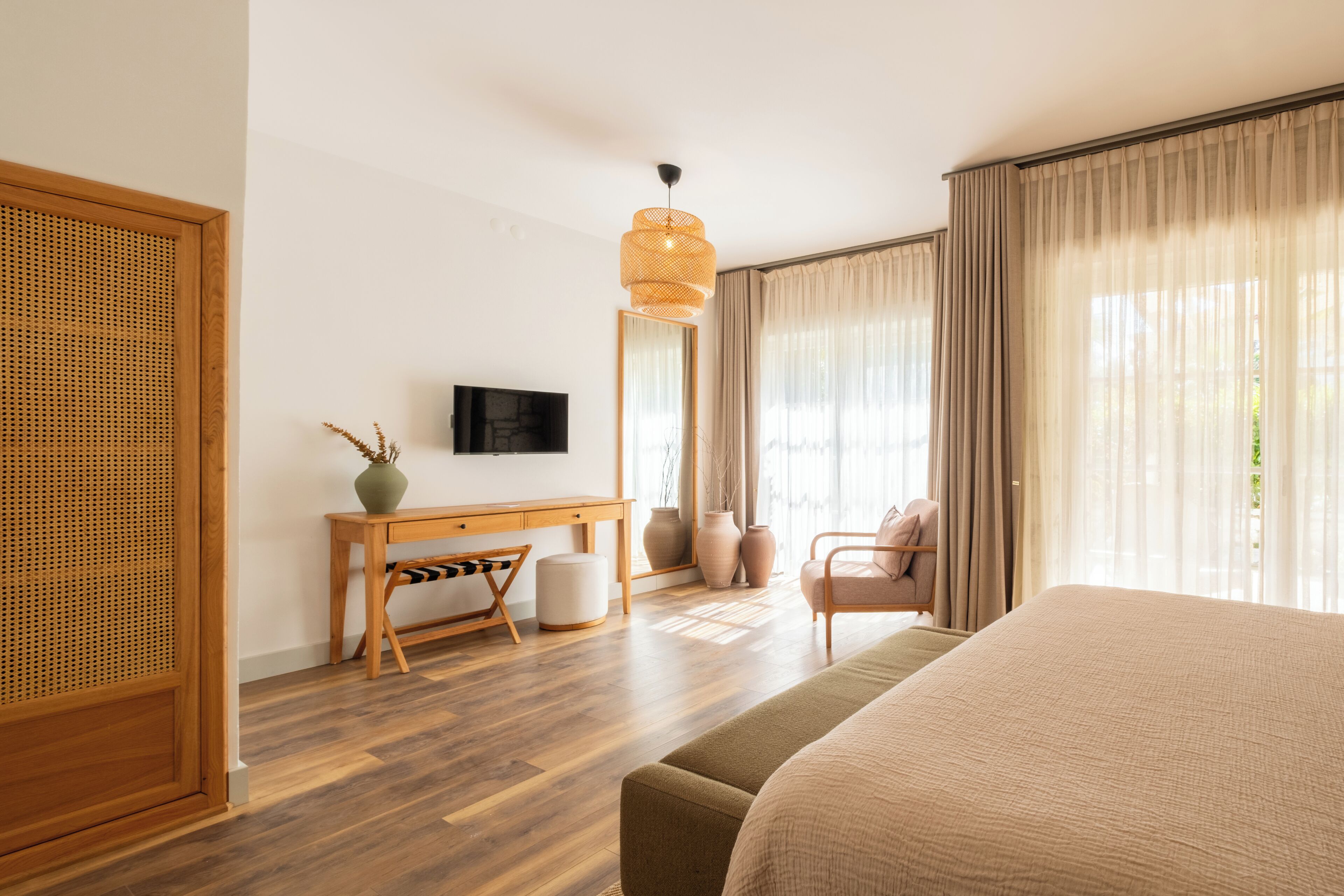 Quarto Deluxe, vista para a piscina, junto ao jardim | Roupa de alta qualidade, minibar, cofre no quarto 