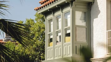 Quarto Deluxe, vista para a piscina | Roupa de alta qualidade, minibar, cofre no quarto