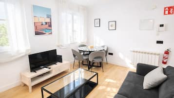 Apartamento standard, 1 cama de casal, ar-condicionado | Área de estar | TV de tela plana 32 polegadas com canais via satélite