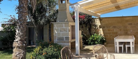Vila, vista para o jardim | Opções para refeição ao ar livre