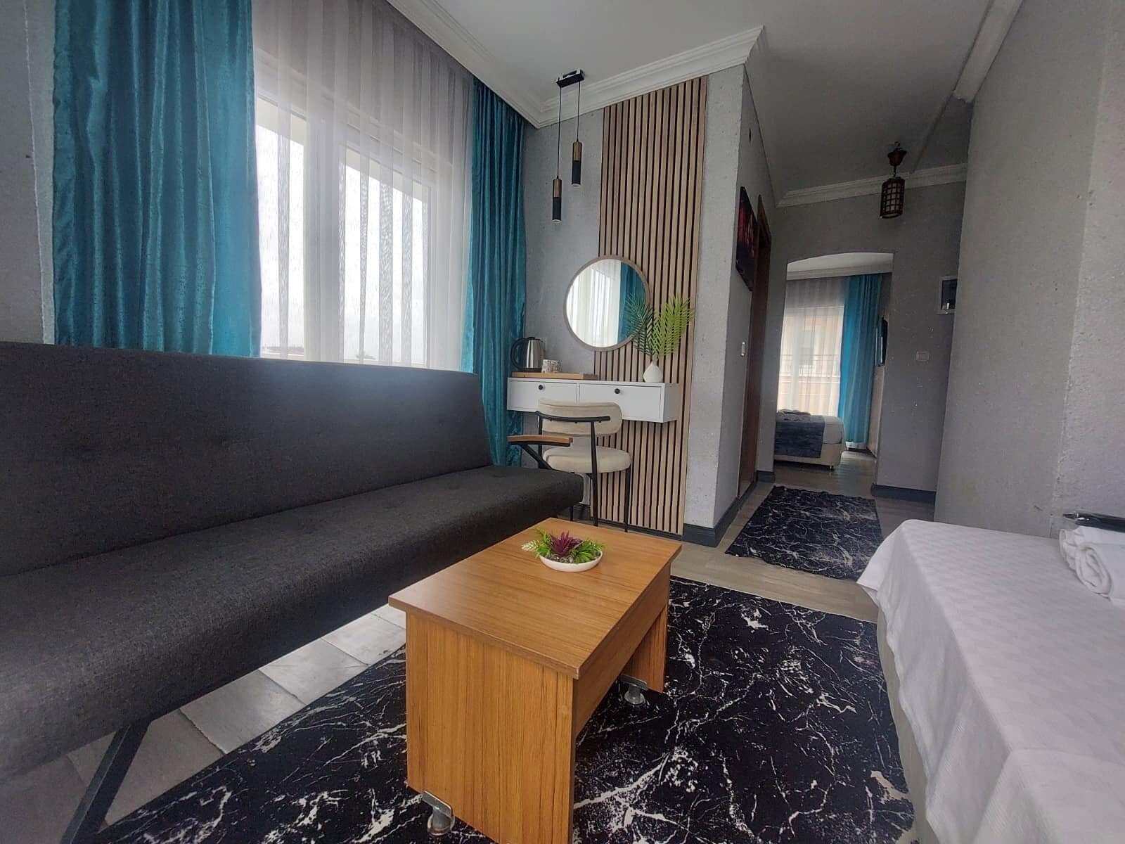 Quarto duplo conforto, sacada, vista para a piscina | Wi-Fi de cortesia