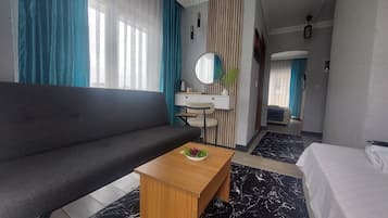 Quarto duplo conforto, sacada, vista para a piscina | Wi-Fi de cortesia