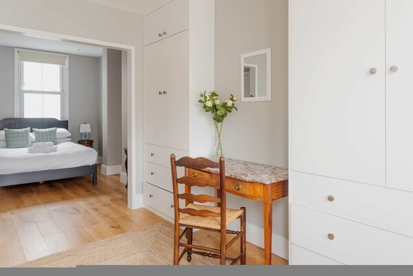 The Thames Embrace 3 Br Garden House In Battersea - London, UK