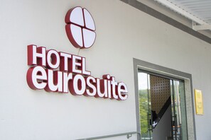 Um letreiro de hotel com o nome 'HOTEL EUROSUITE' e um logotipo acima.