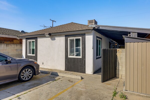 Cozy & Convenient Condo In Compton, Pets Welcome! - Long Beach, CA