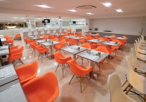 Café da manhã com buffet grátis todos os dias