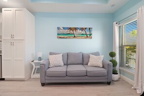 Dúplex, 2 quartos | Sala de estar | Smart TV, serviços de streaming 