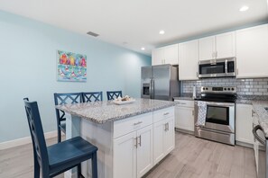 Dúplex, 2 quartos | Cozinha privada | Um frigorífico, um forno, uma cafeteira/bule, uma torradeira 