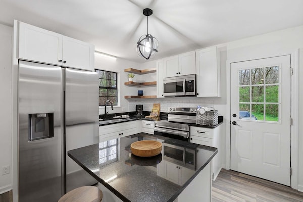 Modern Mcdonald Ranch Serene Wooded Escape 4 Bedroom Cottage - Cleveland, TN