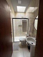 Suíte básica, sacada, vista para a cidade | Banheiro | Toalhas de banho, sabonete, shampoo, papel higiênico