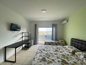 Quarto Familiar, varanda, Vista para a cidade | Secretária, secretária adequada para computadores portáteis 