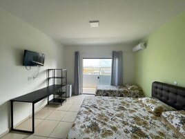 Quarto família, sacada, vista para a cidade | Escrivaninha, espaço de trabalho para notebook, Wi-Fi de cortesia