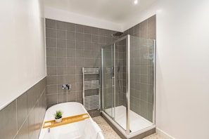 Apartamento | Casa de banho | Um polibã e uma banheira separados, artigos de higiene pessoal grátis 
