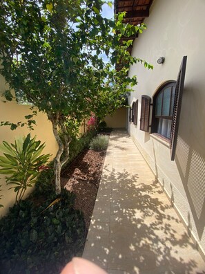 Quarto casal família, vista para o jardim | Área da propriedade