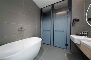 Quarto casal superluxo, vista para a cidade | Banheiro | Chuveiro, secador de cabelo, roupões de banho, chinelos