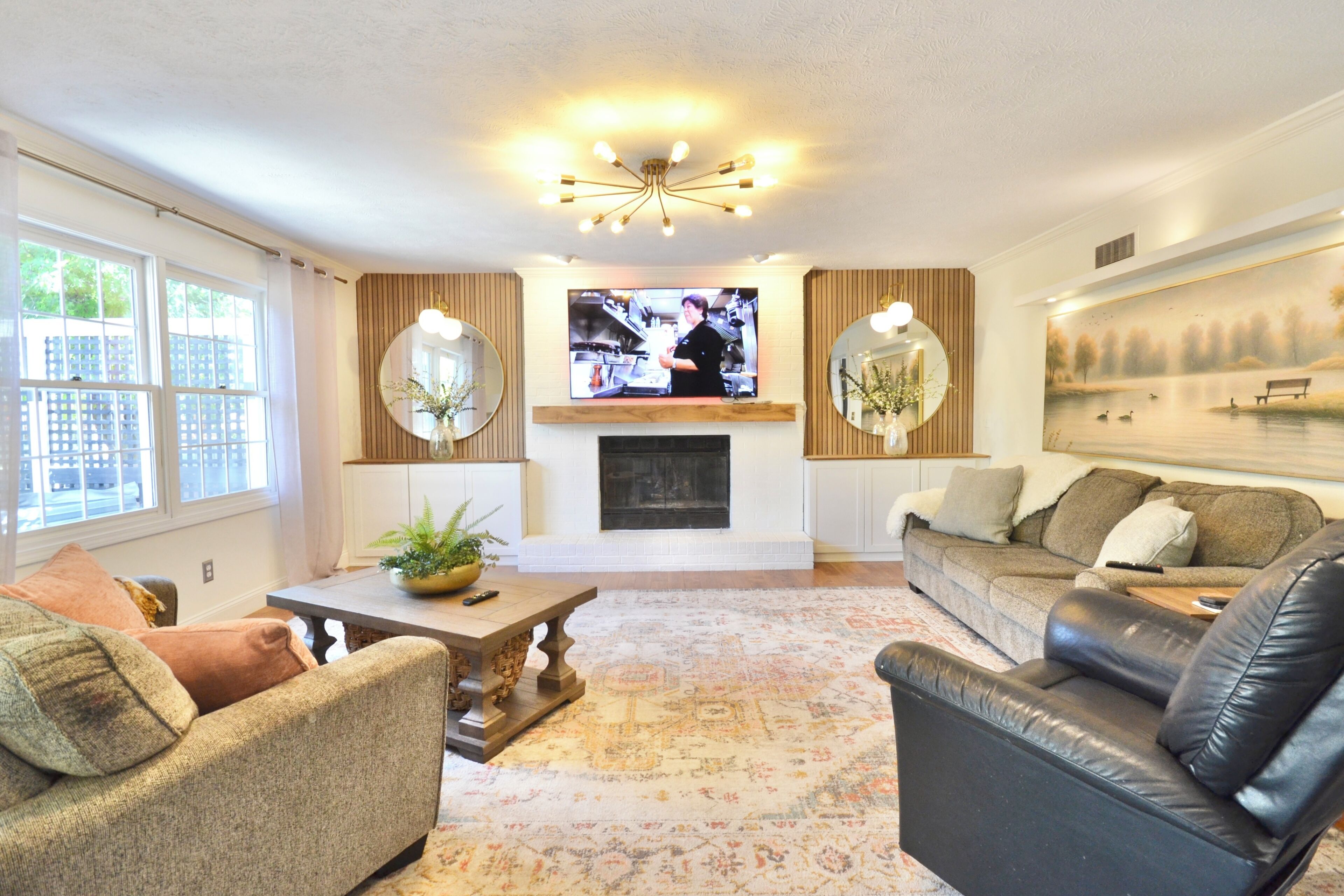 Playhouse Retreat - 4br, Hot Tub, Best Location! - Bloomington, IL