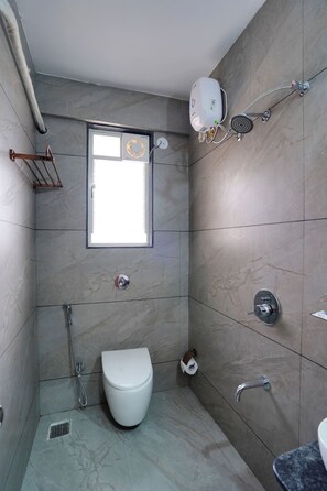 Quarto casal luxo, varanda, vista para a cidade | Banheiro | Chuveiro, toalhas de banho, sabonete, shampoo