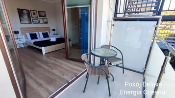 Quarto Duplo Deluxe, varanda, vista para o jardim | Refeições ao ar livre