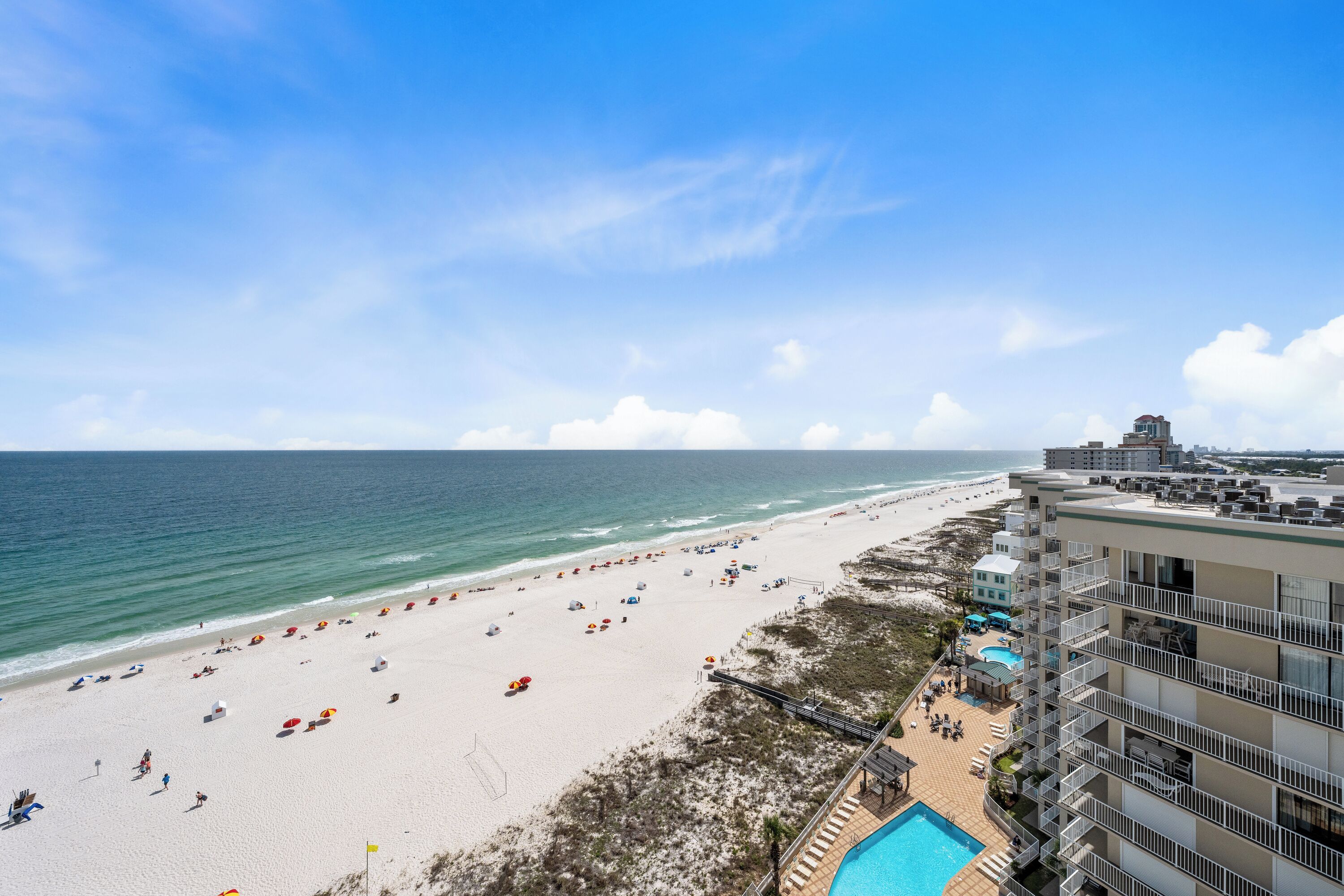 Condo com design assinado, 3 quartos, sacada, vista para a praia | Vista do quarto