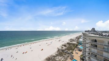 Condo com design assinado, 3 quartos, sacada, vista para a praia | Vista do quarto