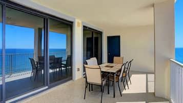Condo com design assinado, 3 quartos, sacada, vista para a praia | Sacada