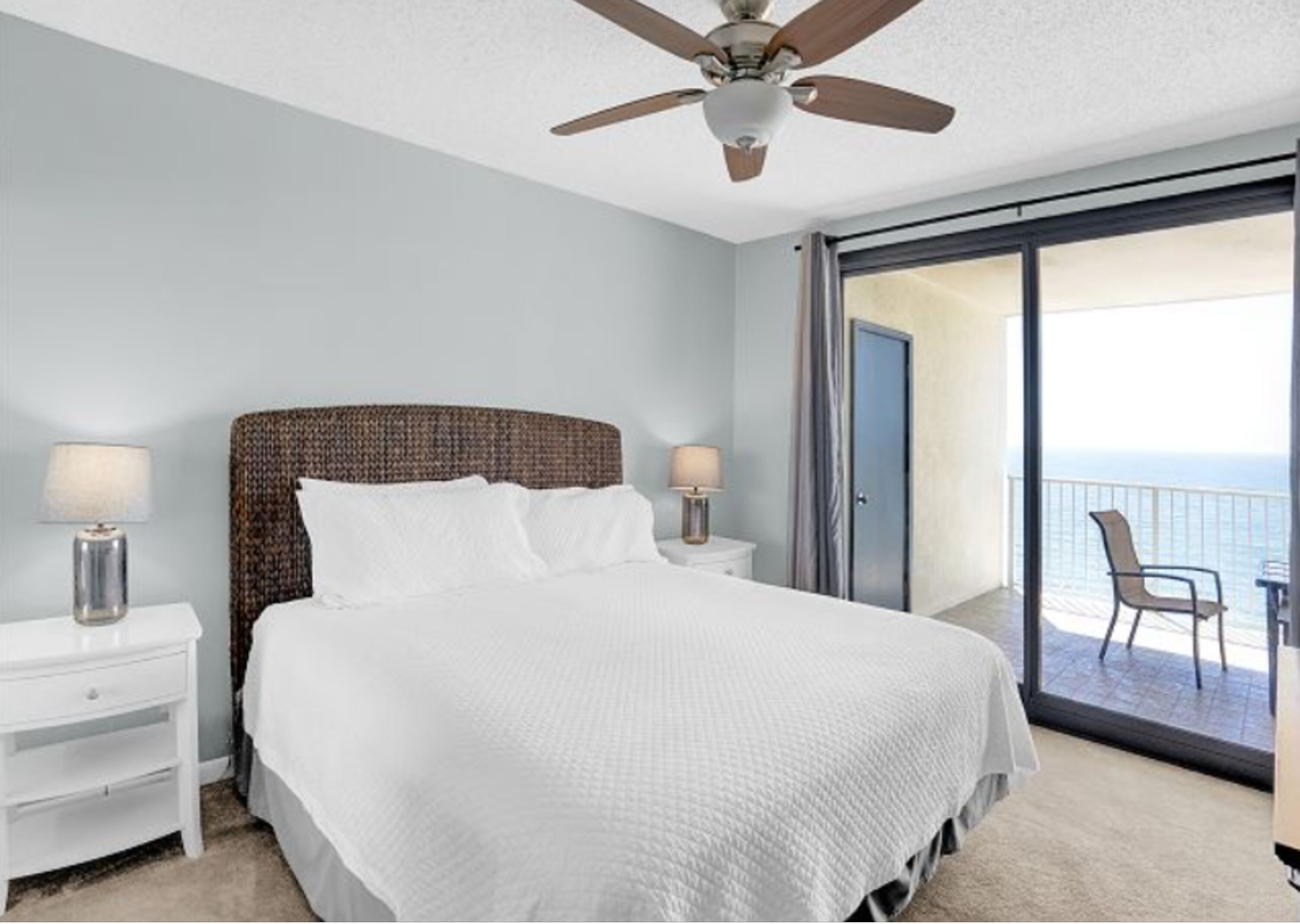 Condo com design assinado, 3 quartos, sacada, vista para a praia