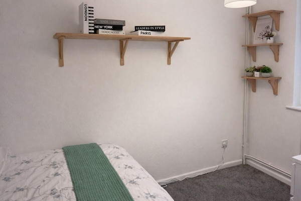 2 Bed Home - Parking For 2, Wifi & Garden - Nottingham