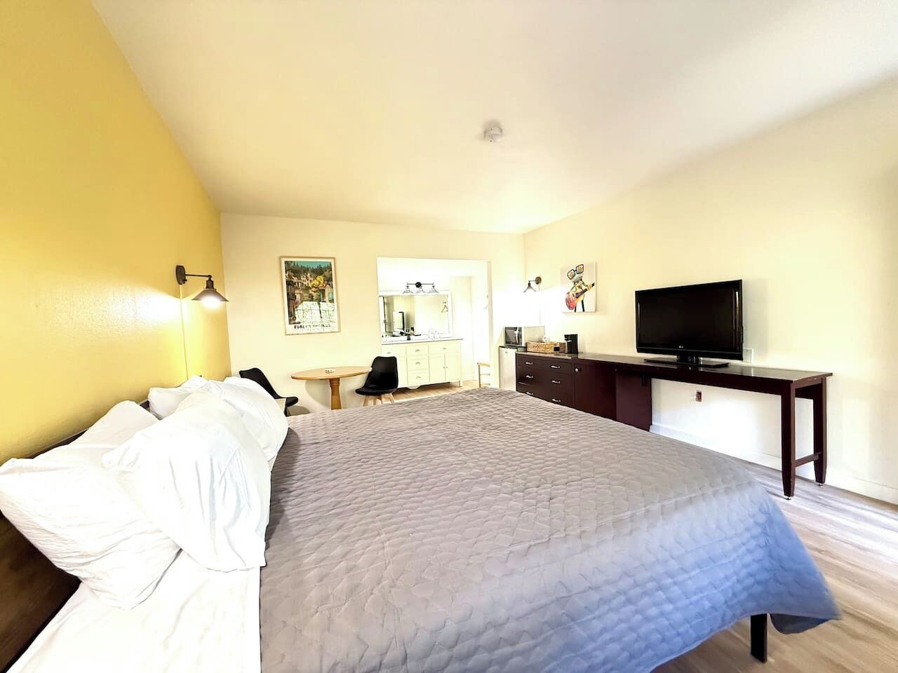 Sunny Vibes Studio | Walk To Downtown + Trolley - Eureka Springs, AR