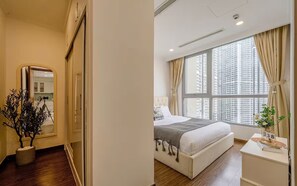 Apartamento de Luxo, 2 quartos, cozinha, Vista para a cidade | Minibar grátis, secretária 