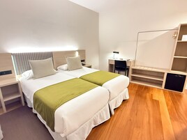 Quarto Twin Standard, Vista para a cidade | Edredões de penas, camas de colchão pillowtop, minibar, secretária 