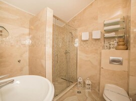 Apartamento (One Bedroom Apartment with Balcony an) | Casa de banho | Um polibã, toalhas fornecidas