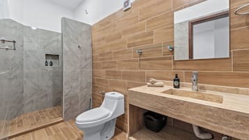 Quarto Clássico com Cama de Casal, vista para a piscina | Casa de banho | Um polibã, um secador de cabelo, toalhas fornecidas, sabão