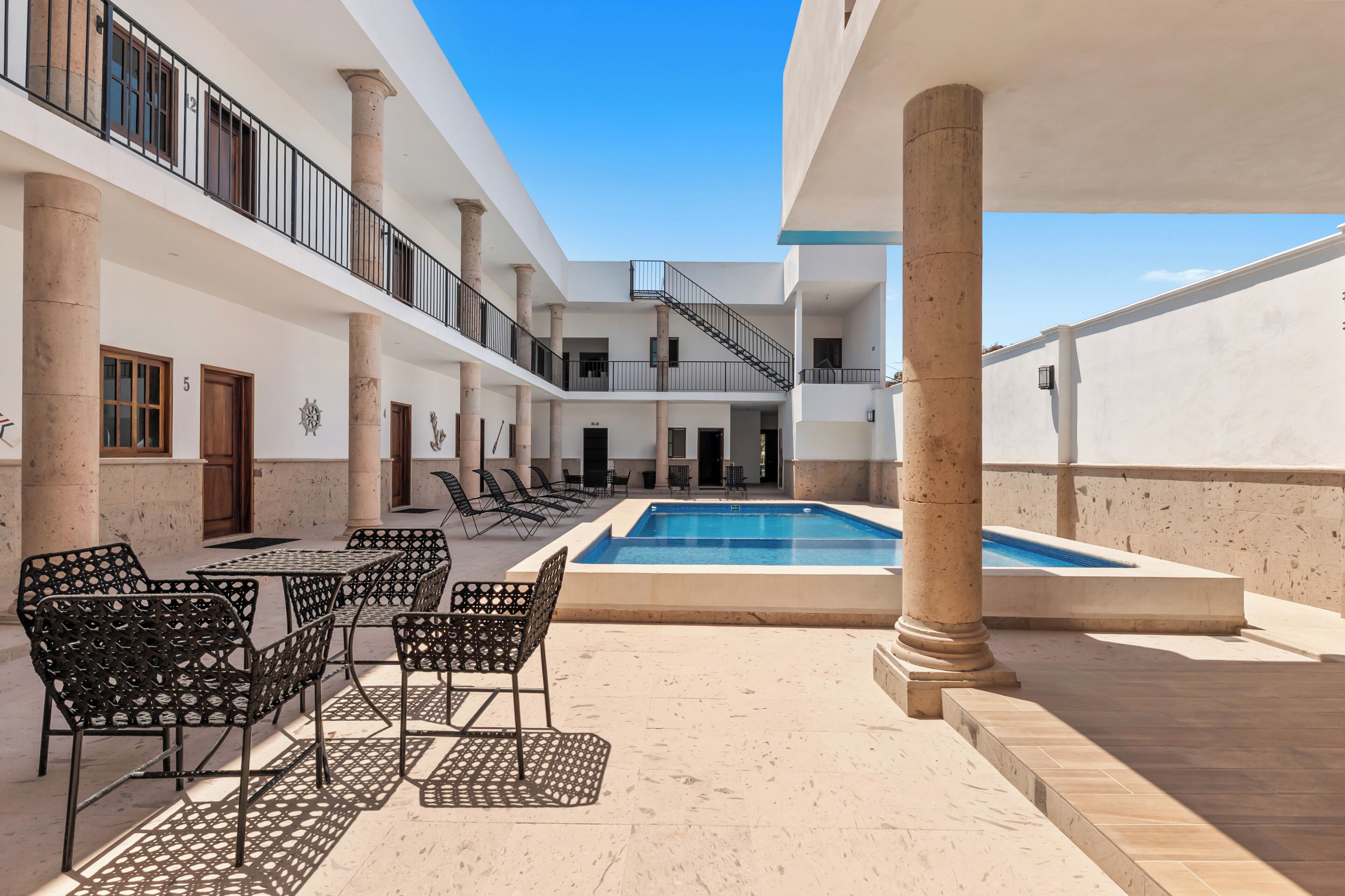 Piscina externa, espreguiçadeiras
