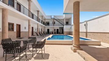 Piscina exterior, espreguiçadeiras
