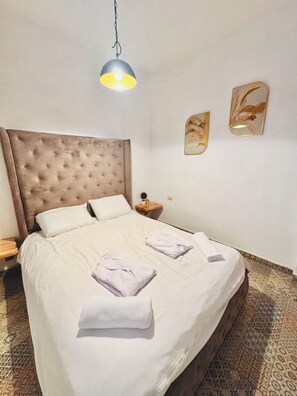 Quarto Quádruplo Familiar, vista para o lago | Cofre no quarto, cortinas/cortinados opacos, Wi-fi grátis 