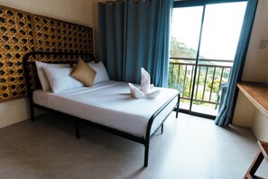 Quarto Duplo ou Twin Deluxe, varanda, vista parcial para o mar