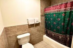 Quarto solteiro superior | Banheiro | Banheira, produtos de toalete grátis, toalhas de banho, sabonete