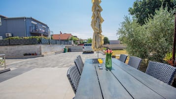 Apartamento Standard, 2 quartos, 2 casas de banho (Sun And Fun) | Refeições ao ar livre