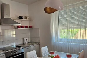 Apartamento Standard, vários quartos (Sun And Fun) | Cozinha privada | Um frigorífico, um micro-ondas, um forno, uma placa de cozinha 