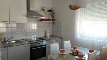 Apartamento Standard, vários quartos (Sun And Fun) | Cozinha privada | Um frigorífico, um micro-ondas, um forno, uma placa de cozinha