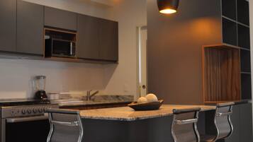 Apartamento, 2 quartos, ar condicionado | Cozinha privada