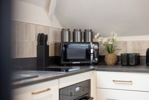 Estúdio Deluxe | Cozinha privada | Um frigorífico, um micro-ondas, um forno, uma placa de cozinha