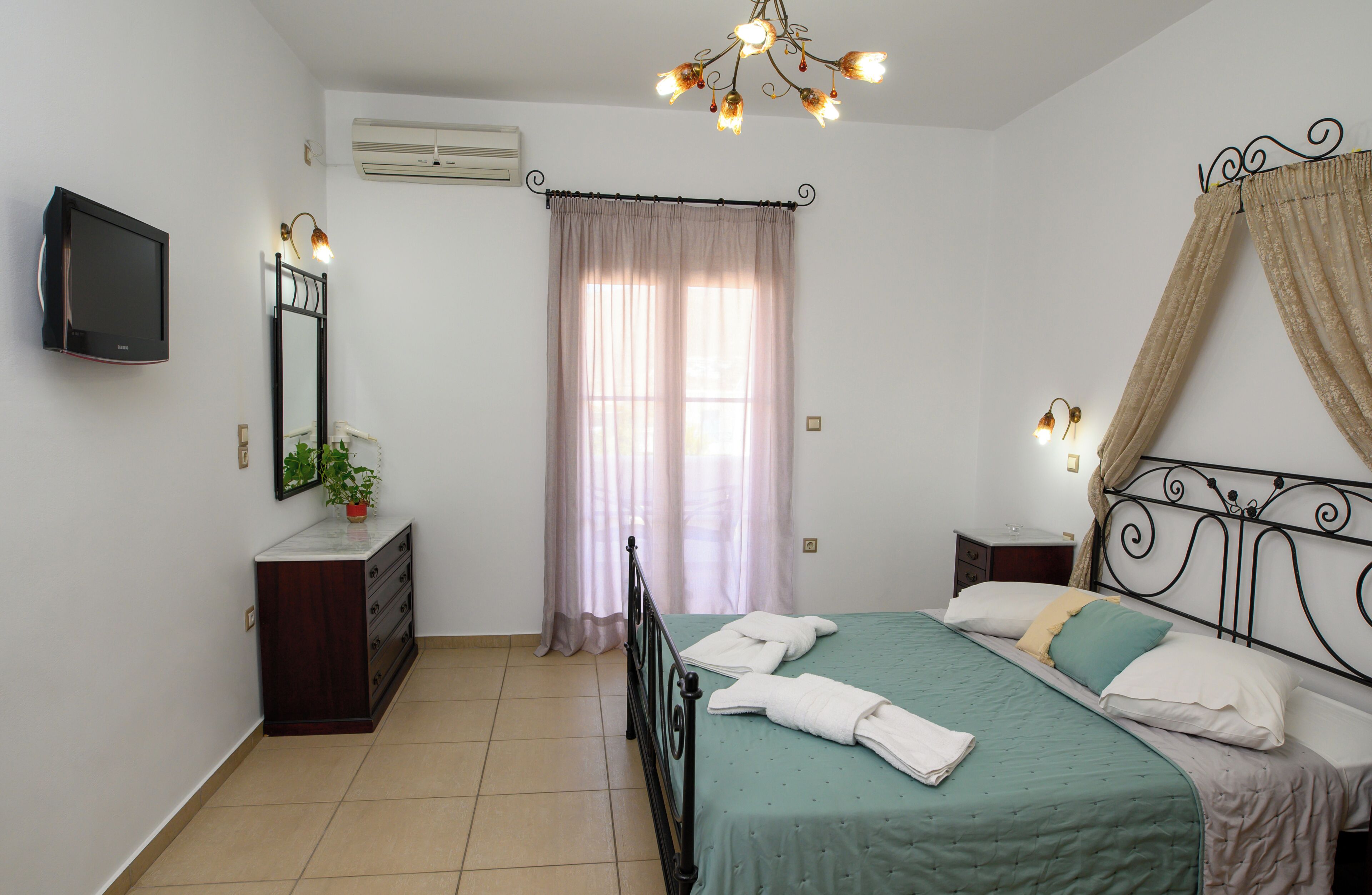 Quarto Duplo Comfort, varanda, vista para o jardim | Quartos insonorizados, ferro/tábua de engomar, Wi-fi grátis 