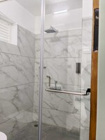 Produtos de toalete grátis, secador de cabelo, toalhas de banho 