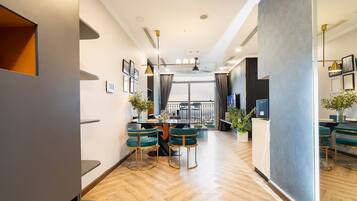 Apartamento superluxo, 2 quartos, sacada, vista para a cidade | Parte interna