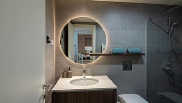 Apartamento luxo, vista para a cidade | Banheiro | Produtos de toalete grátis, secador de cabelo, toalhas de banho