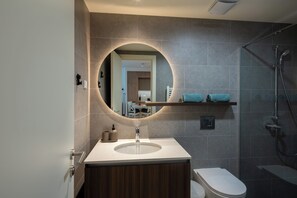 Apartamento Deluxe, Vista para a cidade | Casa de banho | Artigos de higiene pessoal grátis, um secador de cabelo 